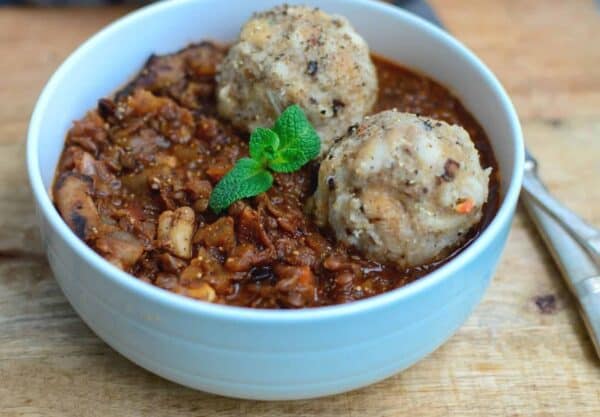 Lečin golaž z bukovimi ostrigarji in kruhovi cmoki – veganski recept ...