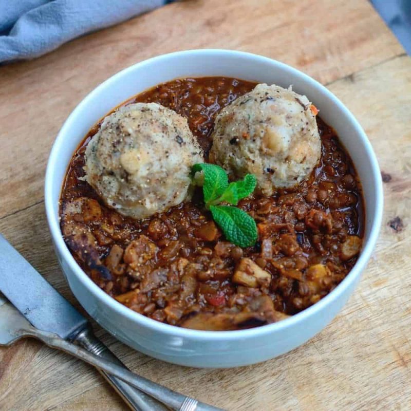 Lečin golaž z bukovimi ostrigarji in kruhovi cmoki – veganski recept ...